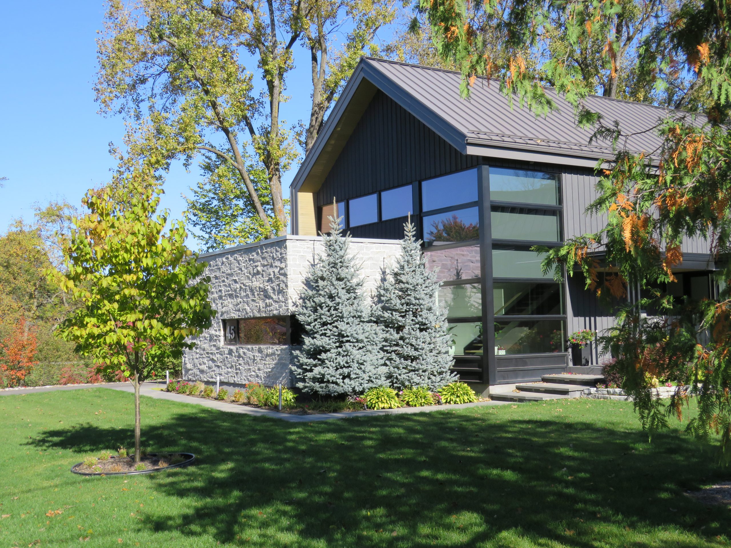 Weatheredge Limestone Ledgerock House in Ottawa, ON - Colonial Brick ...