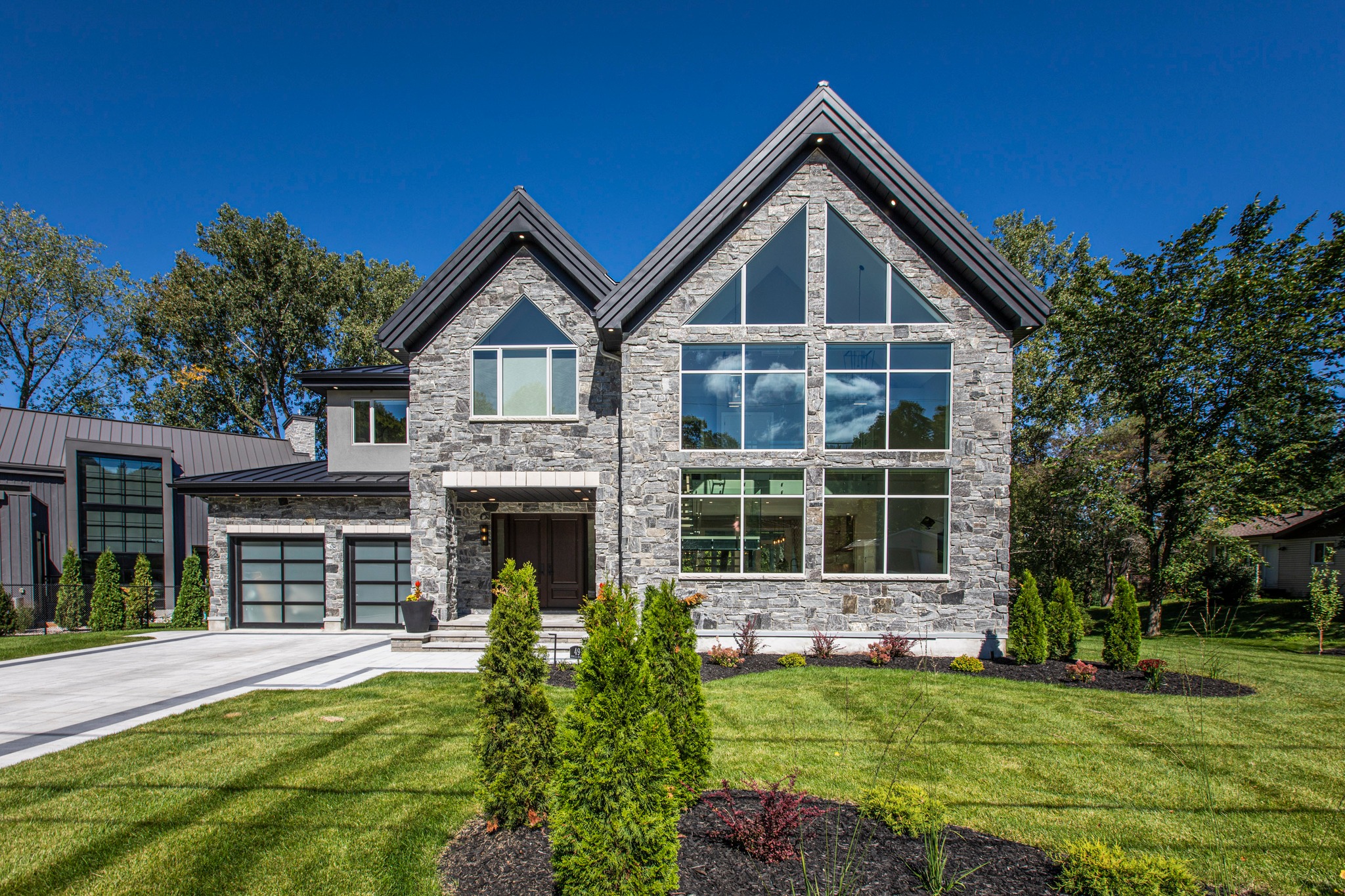 Elite Blue Granite Squares & Recs on House in Ottawa, ON - Colonial Brick & Stone Inc.